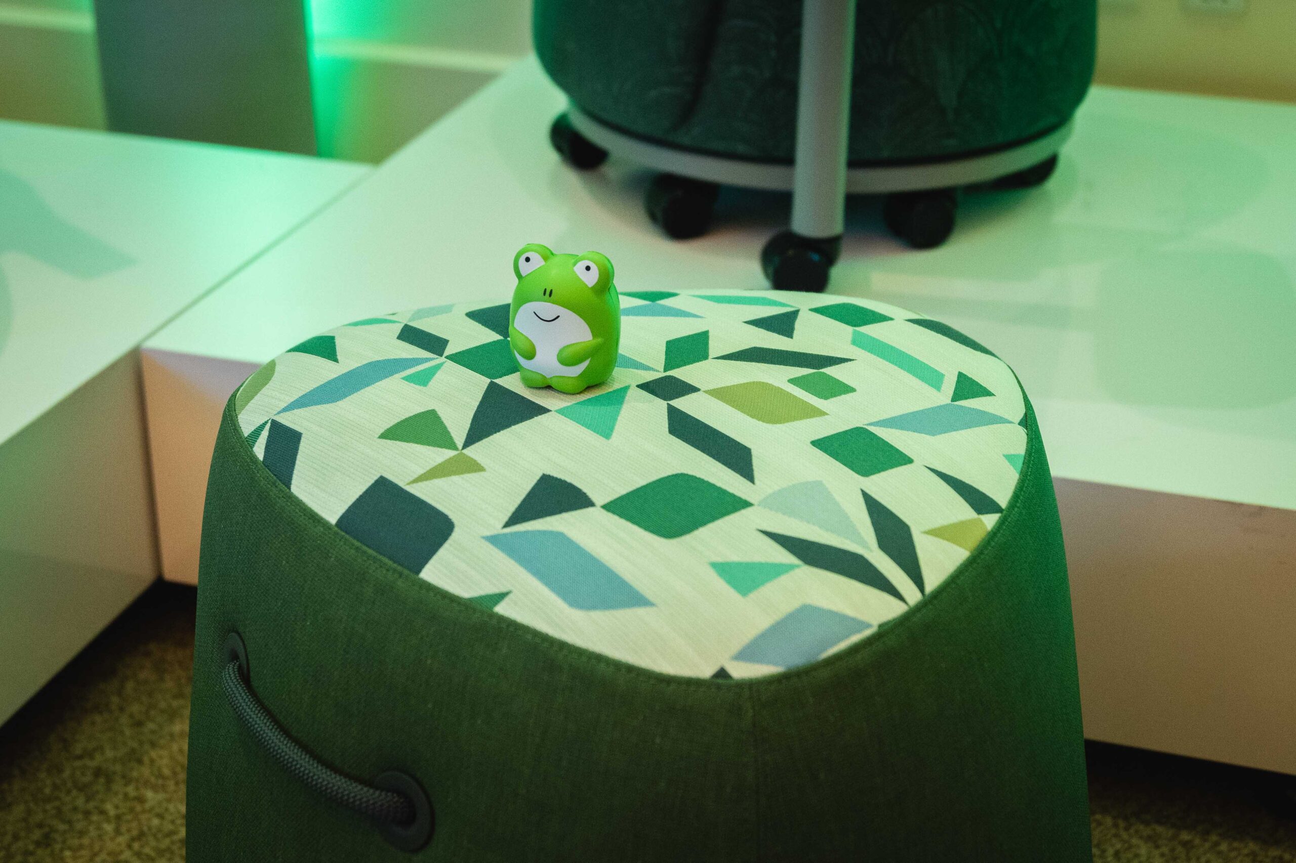 Ozzie Footprint - OM | OM Seating
